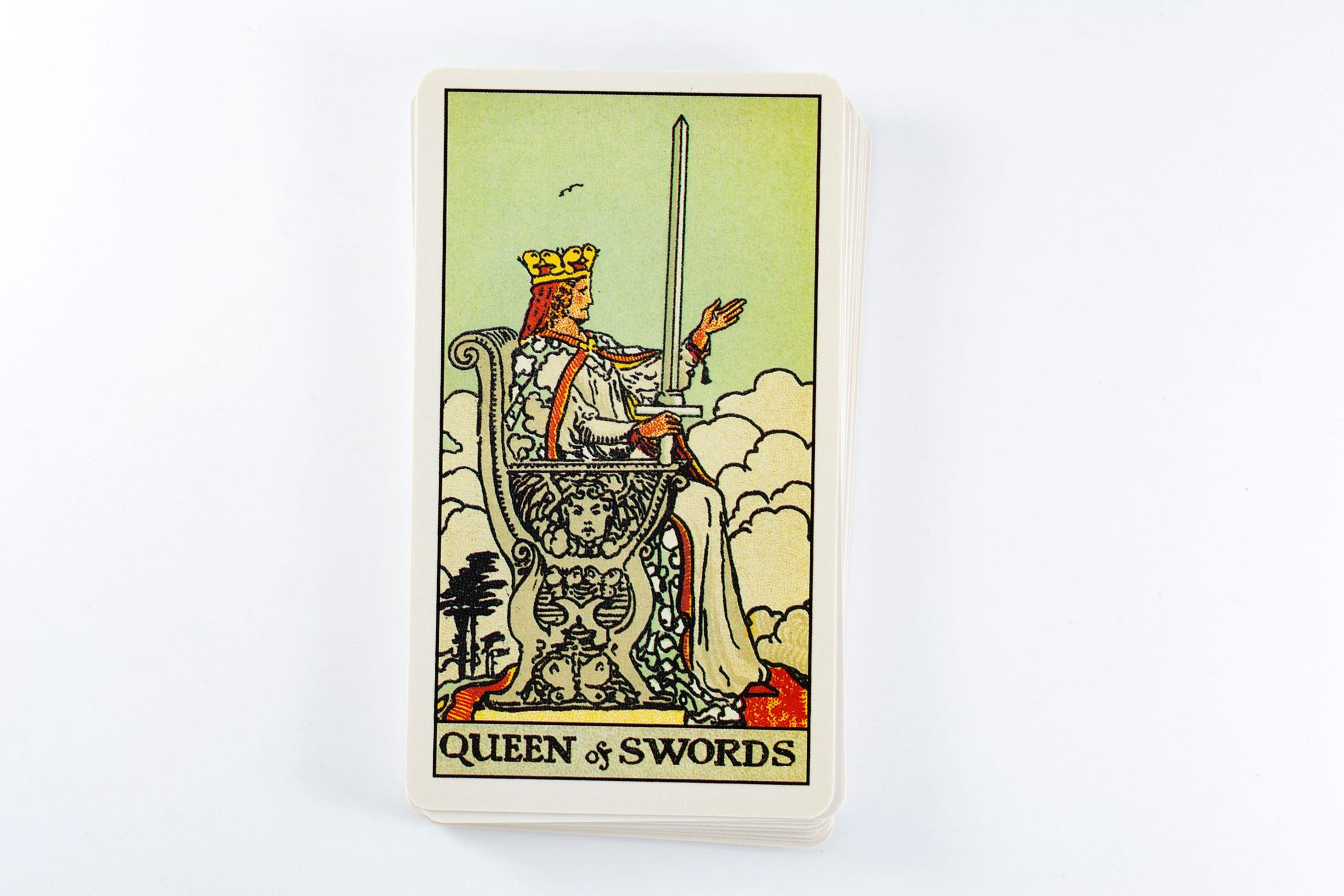 Miekkojen kuningatar (Queen of Swords) – Tarot-kortin merkitys | Voi hyvin